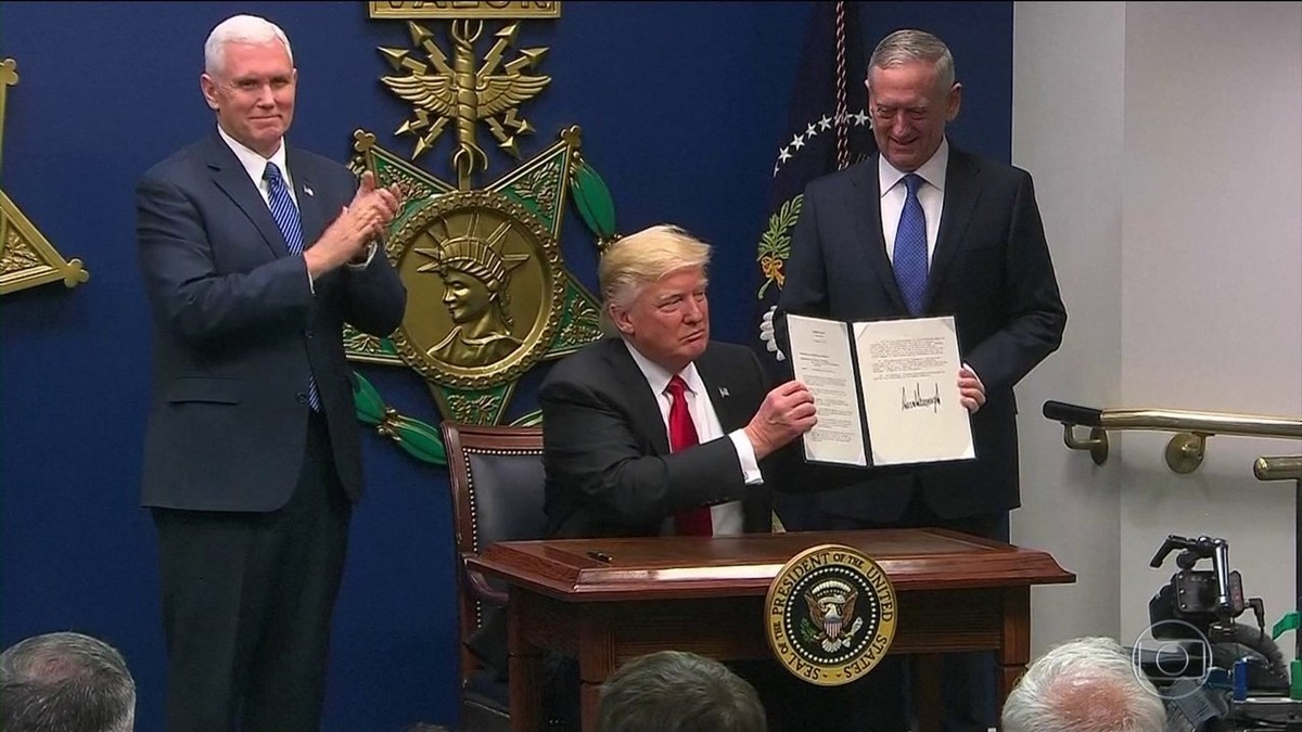 Decreto imigratório de Trump entra parcialmente em vigor nos EUA ...