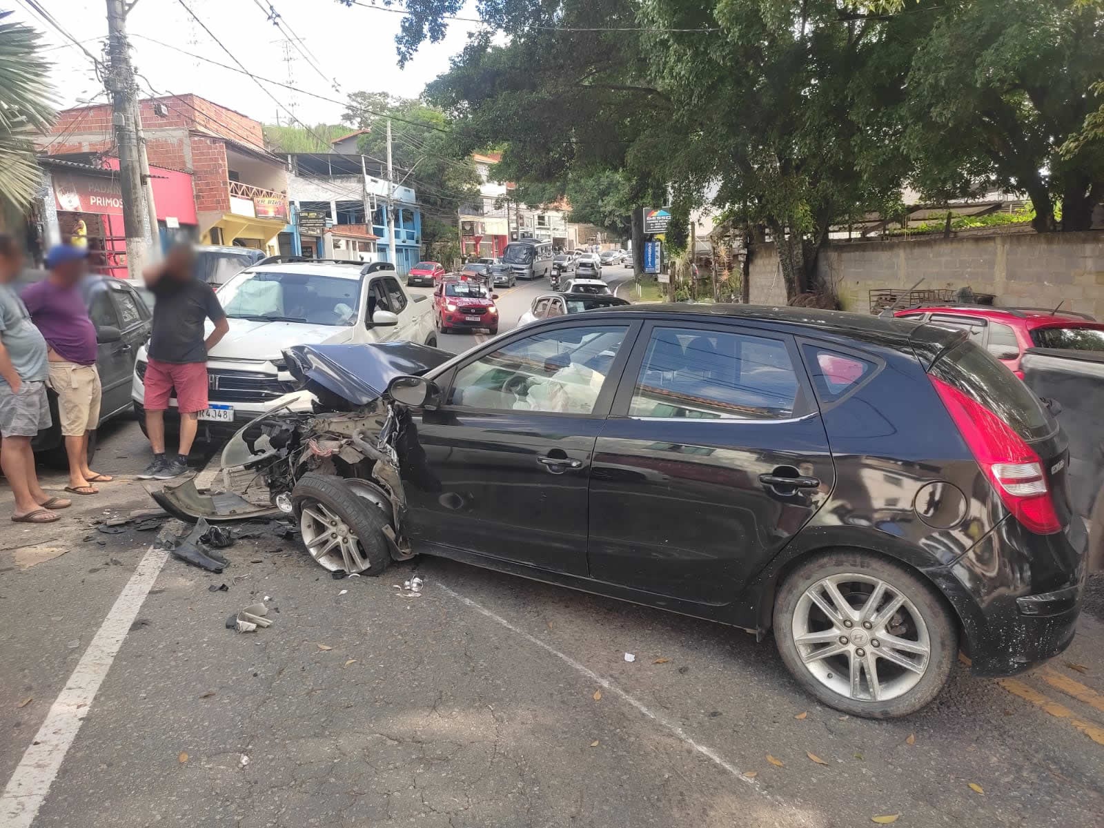 Acidente envolvendo cinco carros deixa duas pessoas feridas na Rodovia dos Metalúrgicos, em ...