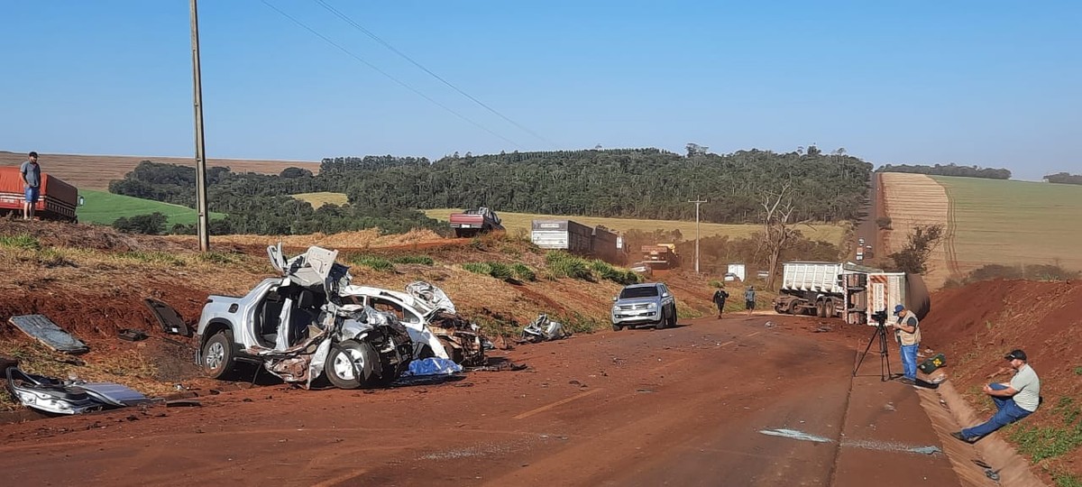 Acidente entre carros e carreta bitrem mata uma pessoa na PR-585, diz PRE | Oeste e Sudoeste | G1