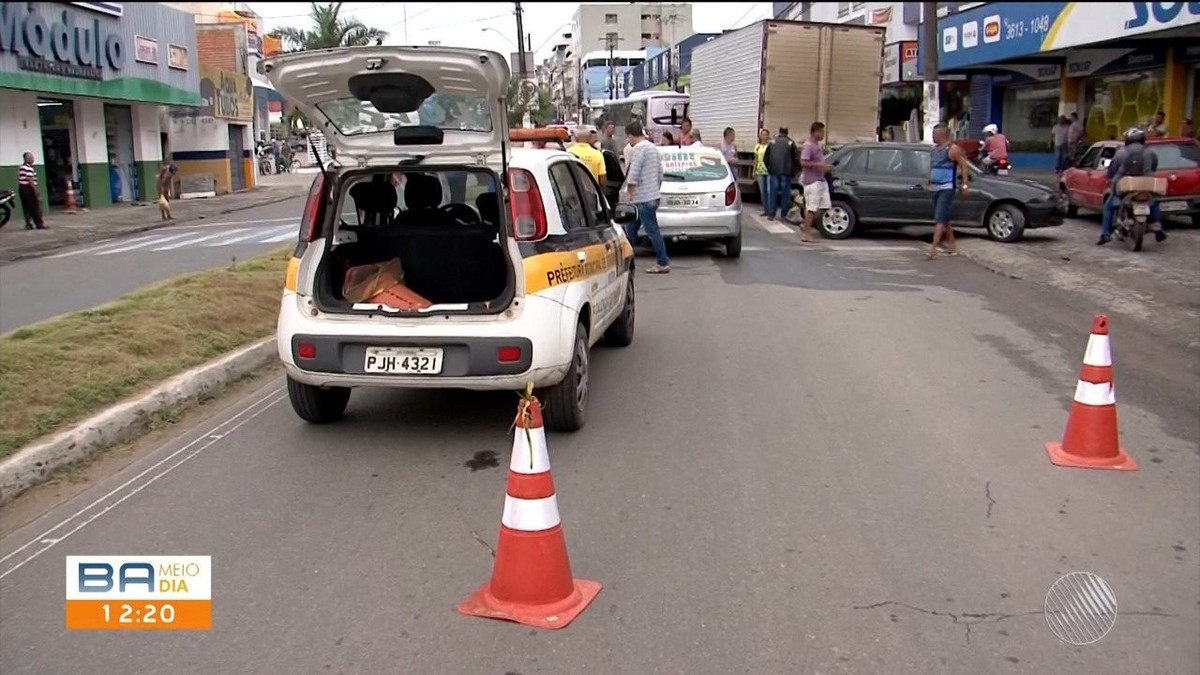 Caminhão carregado de alimentos bate em moto, desce ladeira e atinge quatro carros no sul da ...