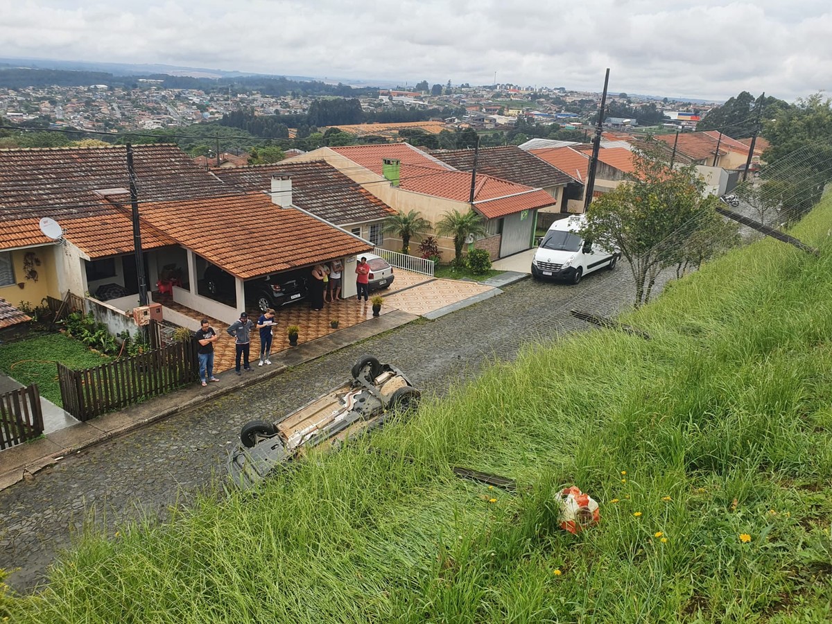 Carro desgovernado derruba portão, atravessa rua e cai dentro de condomínio residencial no ...