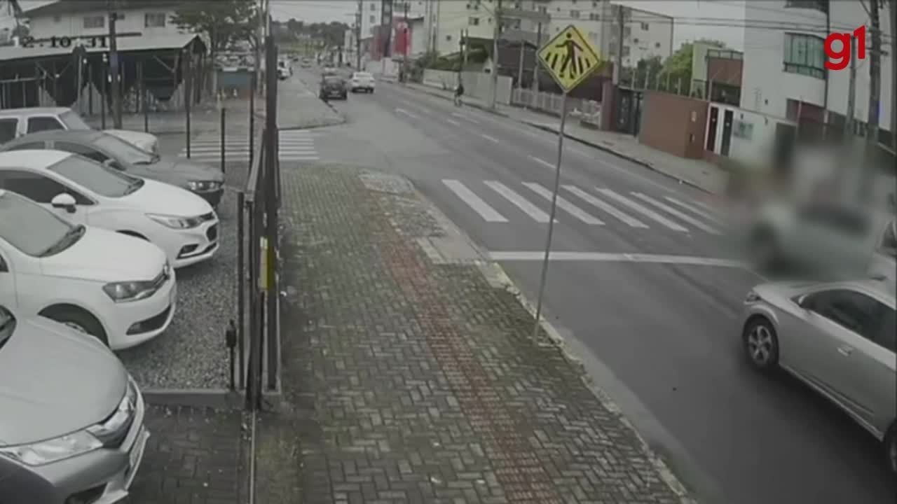 Menino é atropelado na faixa de pedestres por caminhonete enquanto tentava atravessar rua em SC ...
