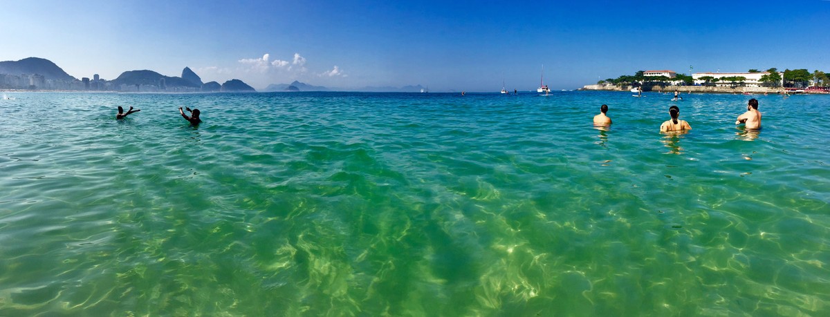 Rio tem praia cheia e mar cristalino em domingo de inverno; FOTOS