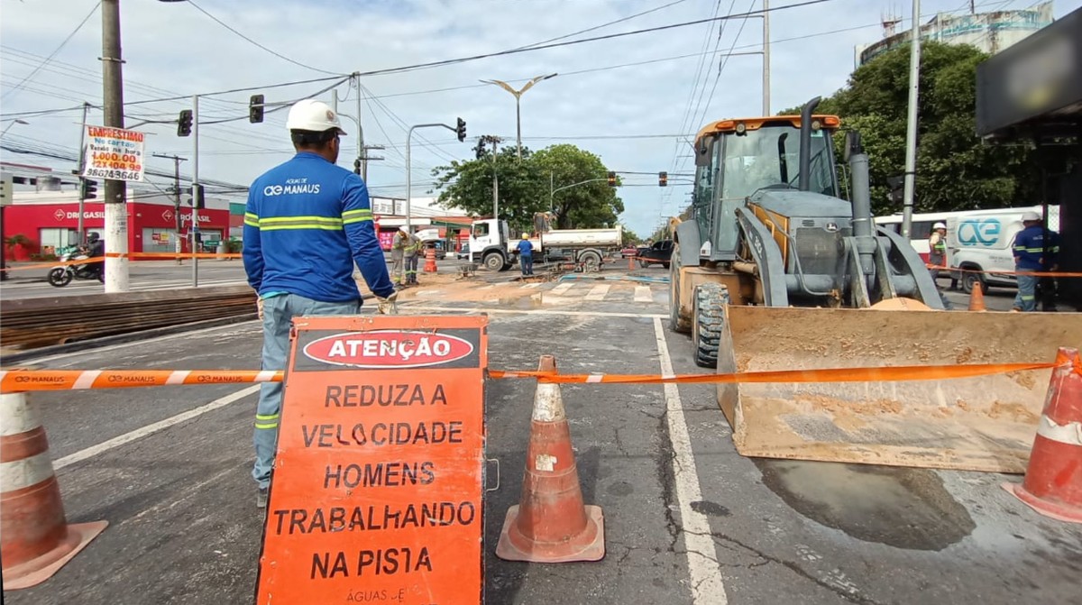 Tubulação De água Se Rompe E Afeta Trânsito Na Avenida Noel Nutels Em