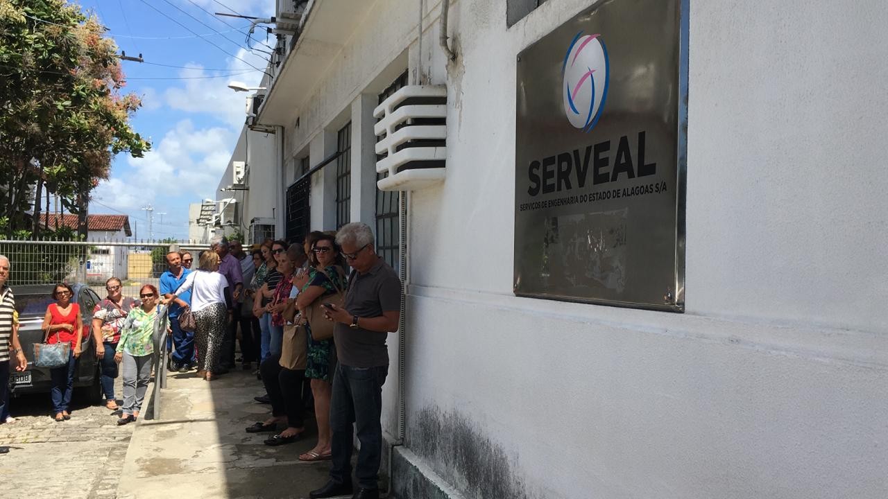 Serveal é fechada e funcionários ficam do lado de fora da empresa ...
