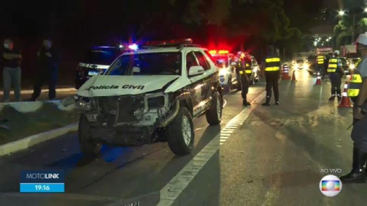 Duas pessoas ficam feridas em acidente entre viatura da Polícia Civil e outros 4 carros na Zona ...