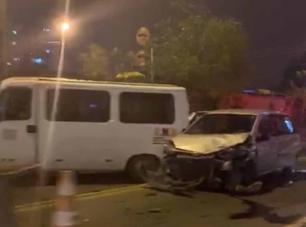 Acidente entre carro e van deixa quatro pessoas feridas em Volta Redonda | Sul do Rio e Costa ...