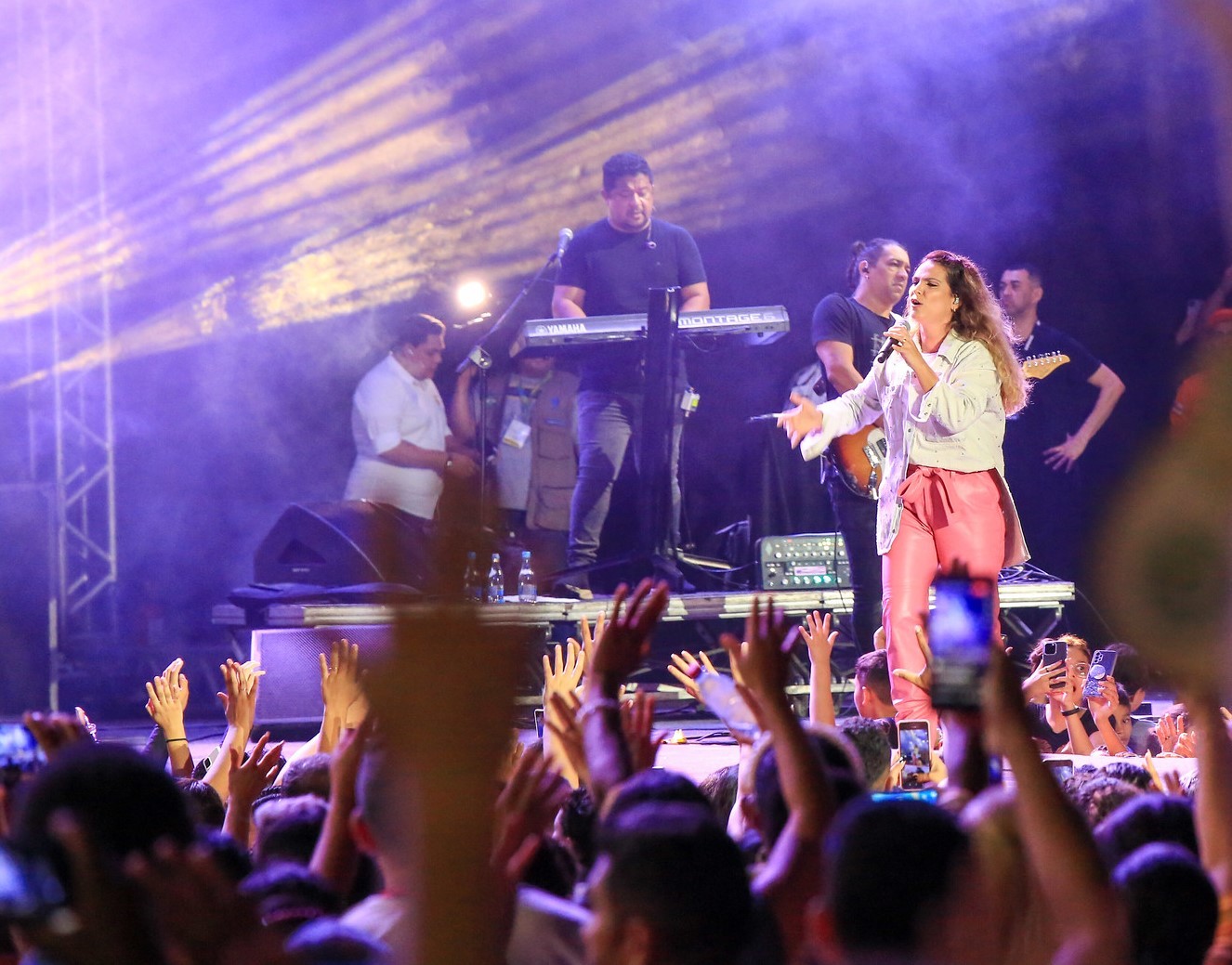Réveillon Gospel com Aline Barros e outros cantores reúne milhares de ...
