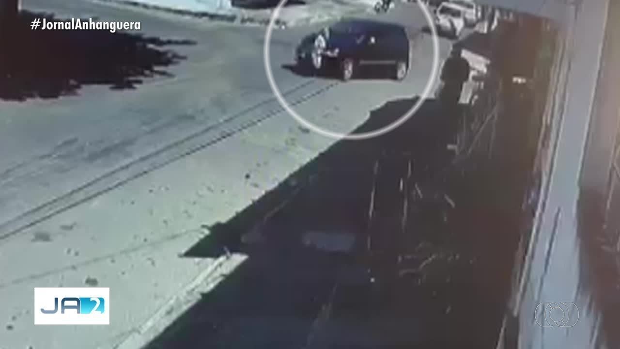 Idosa é atropelada ao tentar atravessar rua e fica presa embaixo do carro; vídeo | Trânsito GO | G1