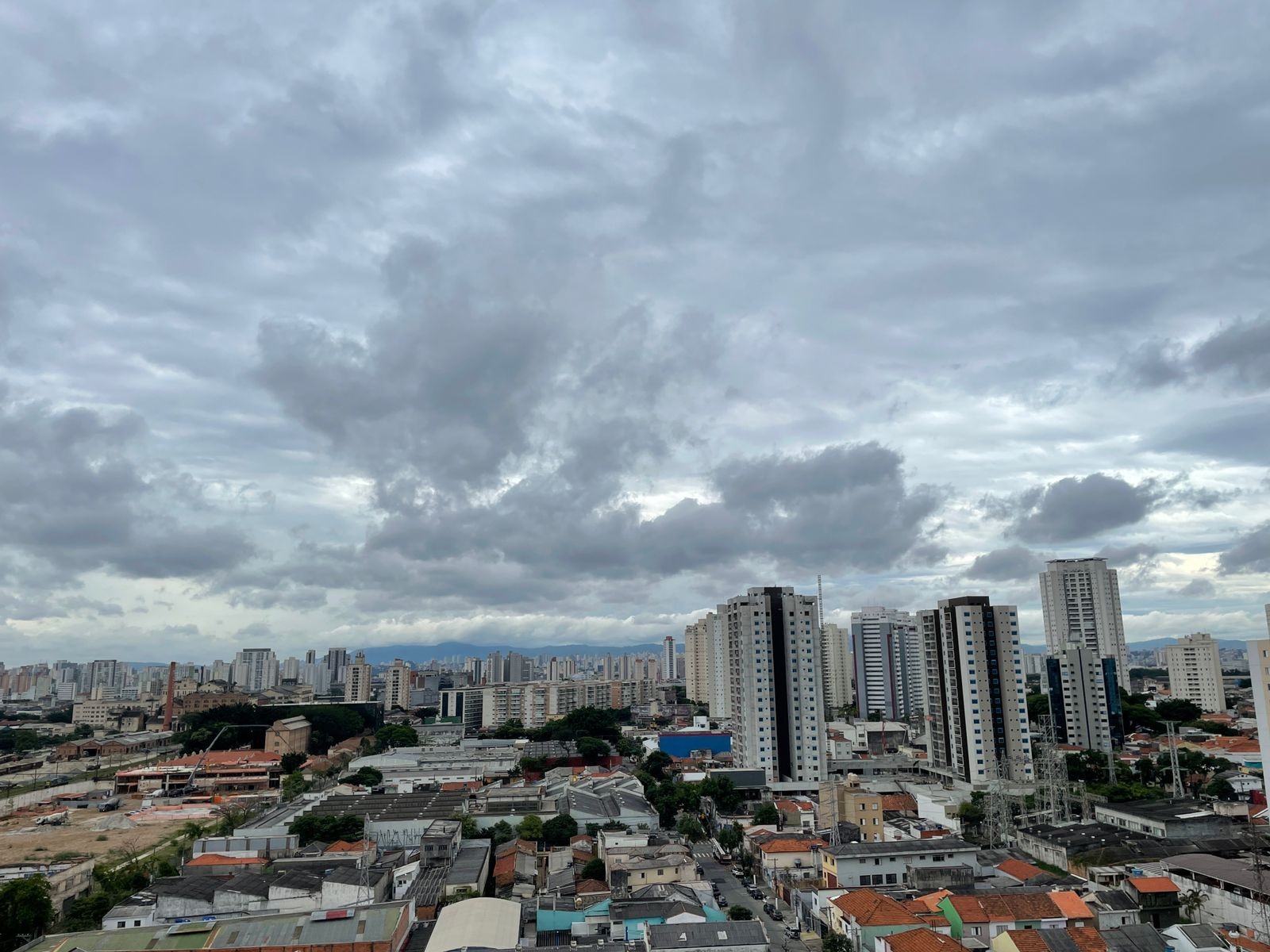 Previsão do tempo: temperatura cai em SP e tem alerta de temporais | G1