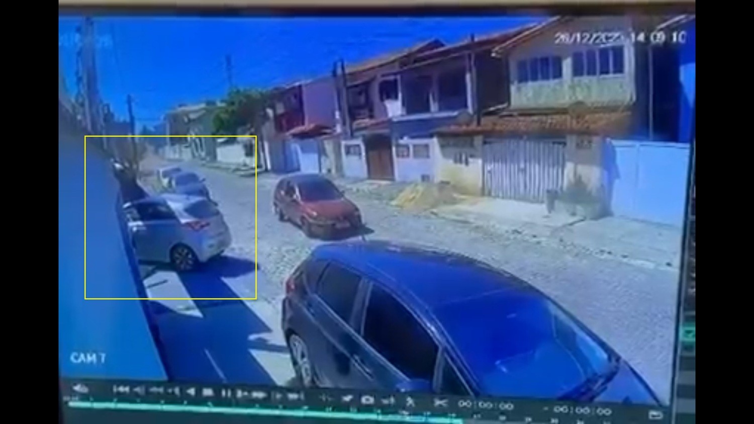 Motorista embriagado bate em portão de casa em São Pedro da Aldeia | G1