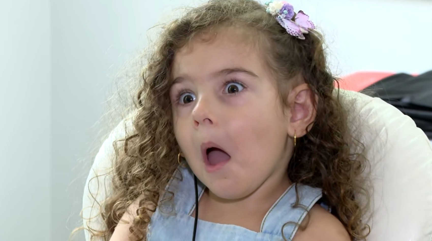 Menina de 4 anos reage ao ouvir sons após implante auditivo ser ativado ...