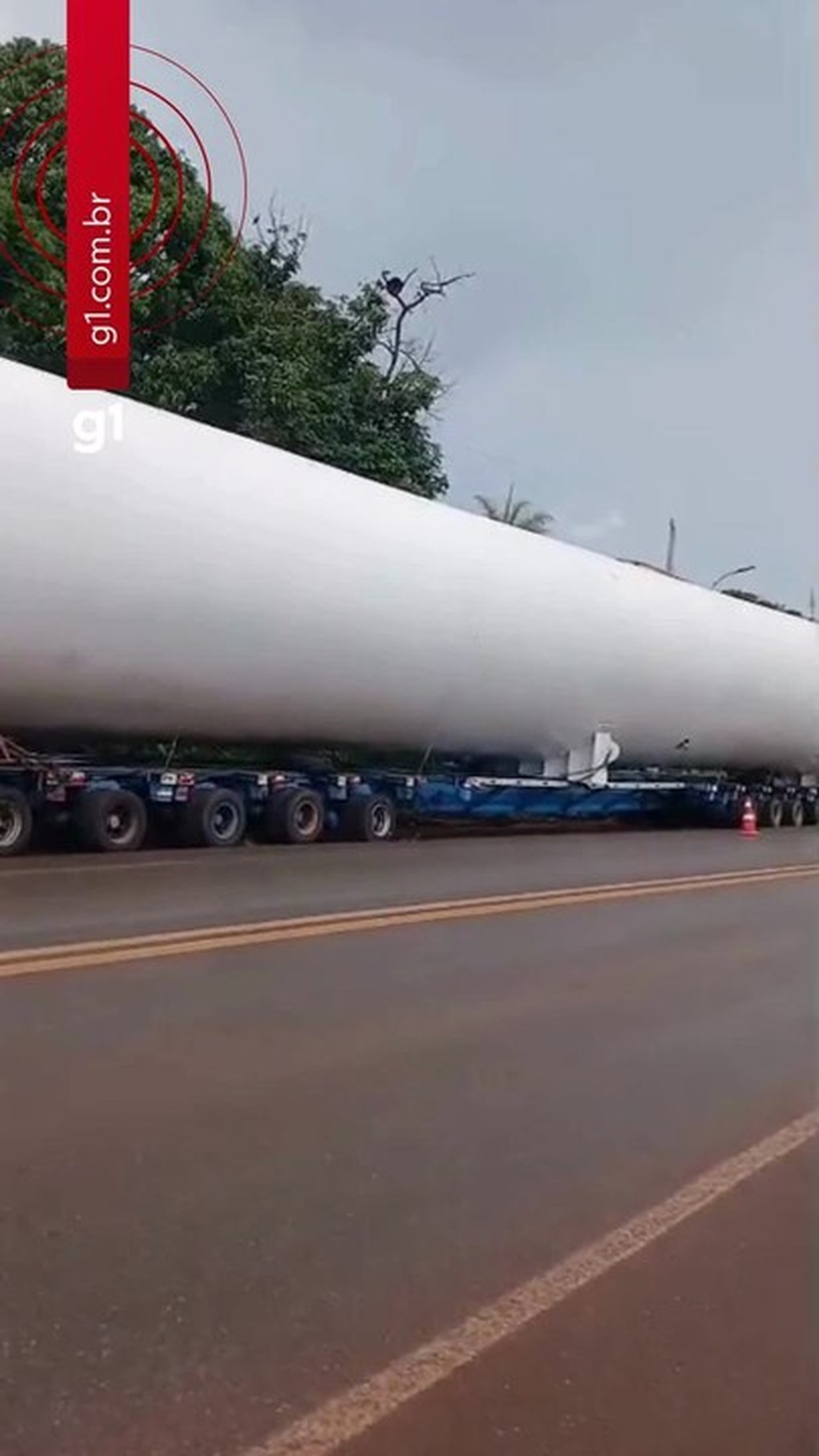Tanque químico gigante cruza a BR-354 e afeta trânsito em MG | G1