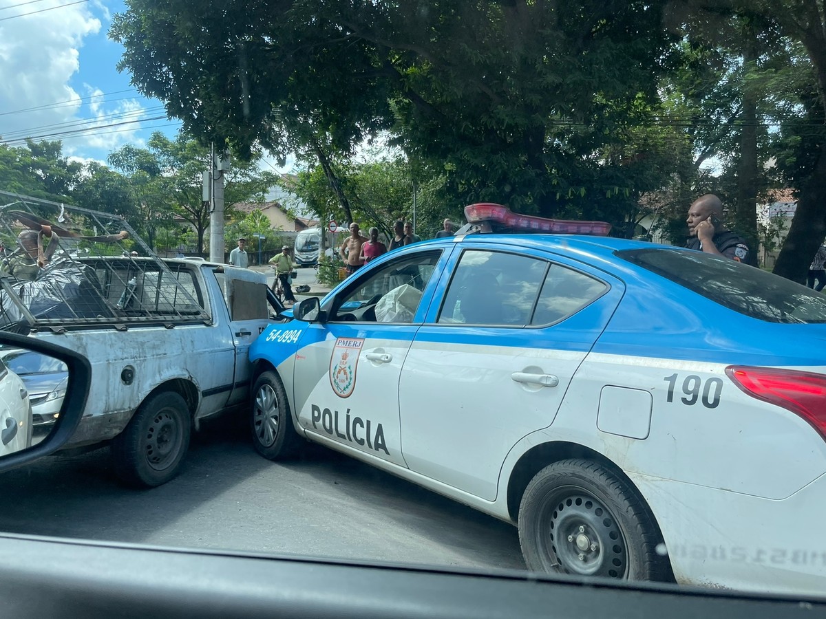 Acidente entre dois carros e uma viatura da PM deixa idoso ferido em Volta Redonda | Sul do Rio ...