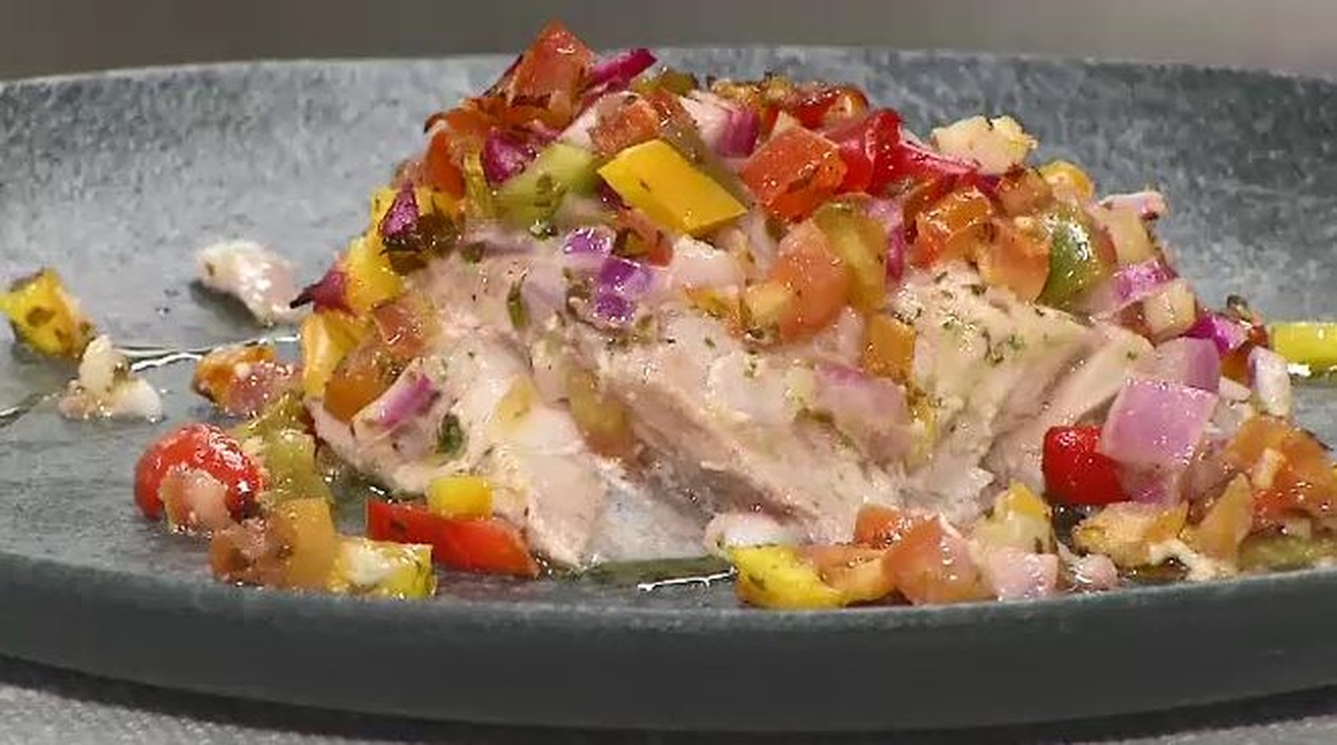 Chef mostra como tratar um peixe fresco e ensina como assar filé com ...