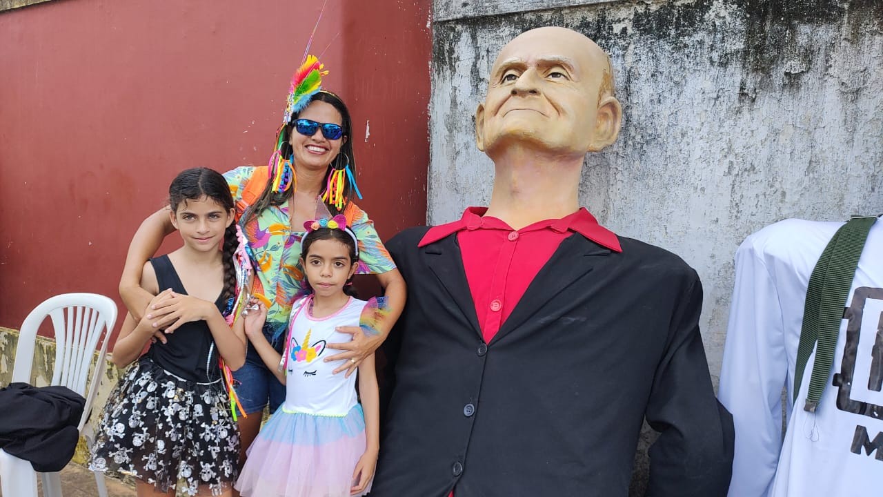 FOTOS: Whindersson Nunes ganha boneco gigante no tradicional desfile em ...