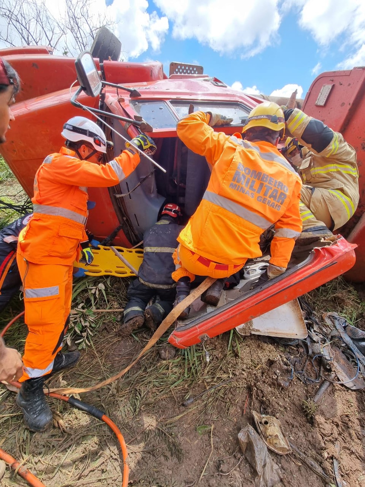 Homem é socorrido após caminhão tombar na MG-429, em Lagoa da Prata ...