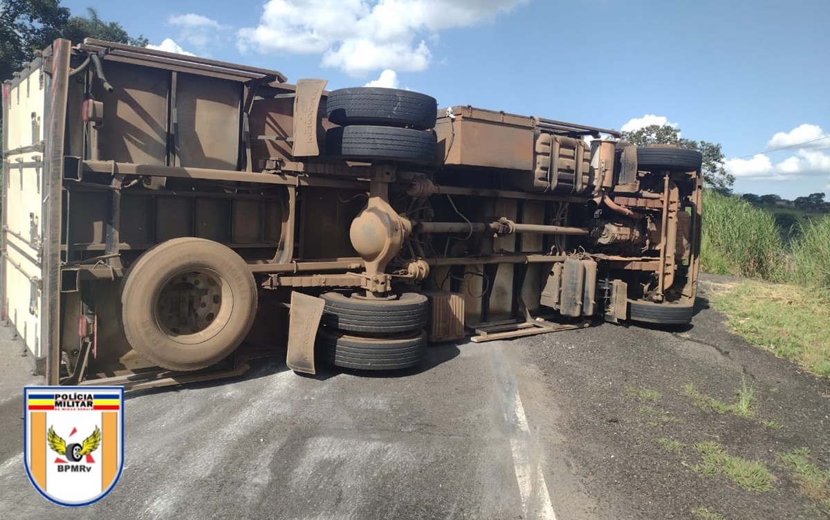 Caminhão com 7 toneladas de carne tomba na MG-050, em Passos, MG | Sul ...
