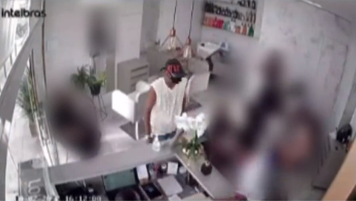 Dois Homens Invadem Salão De Beleza Armados E Assaltam Clientes Em