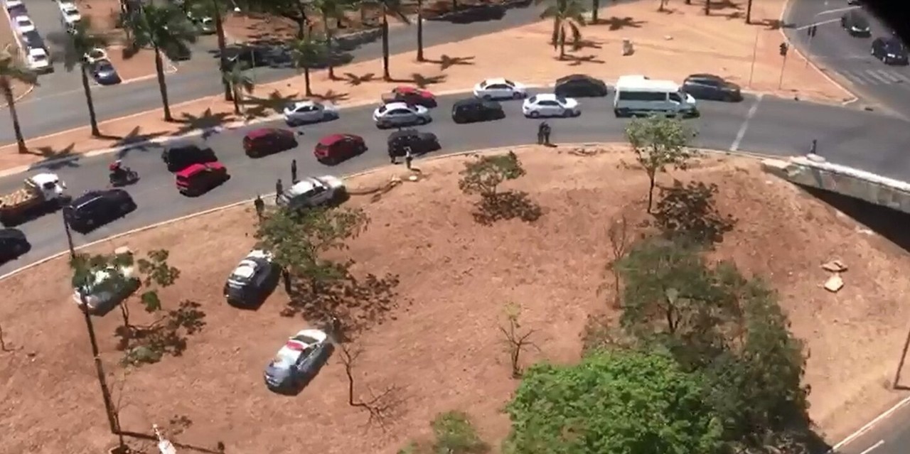 VÍDEO: Após perseguição, PM intercepta carro suspeito de participar do ...
