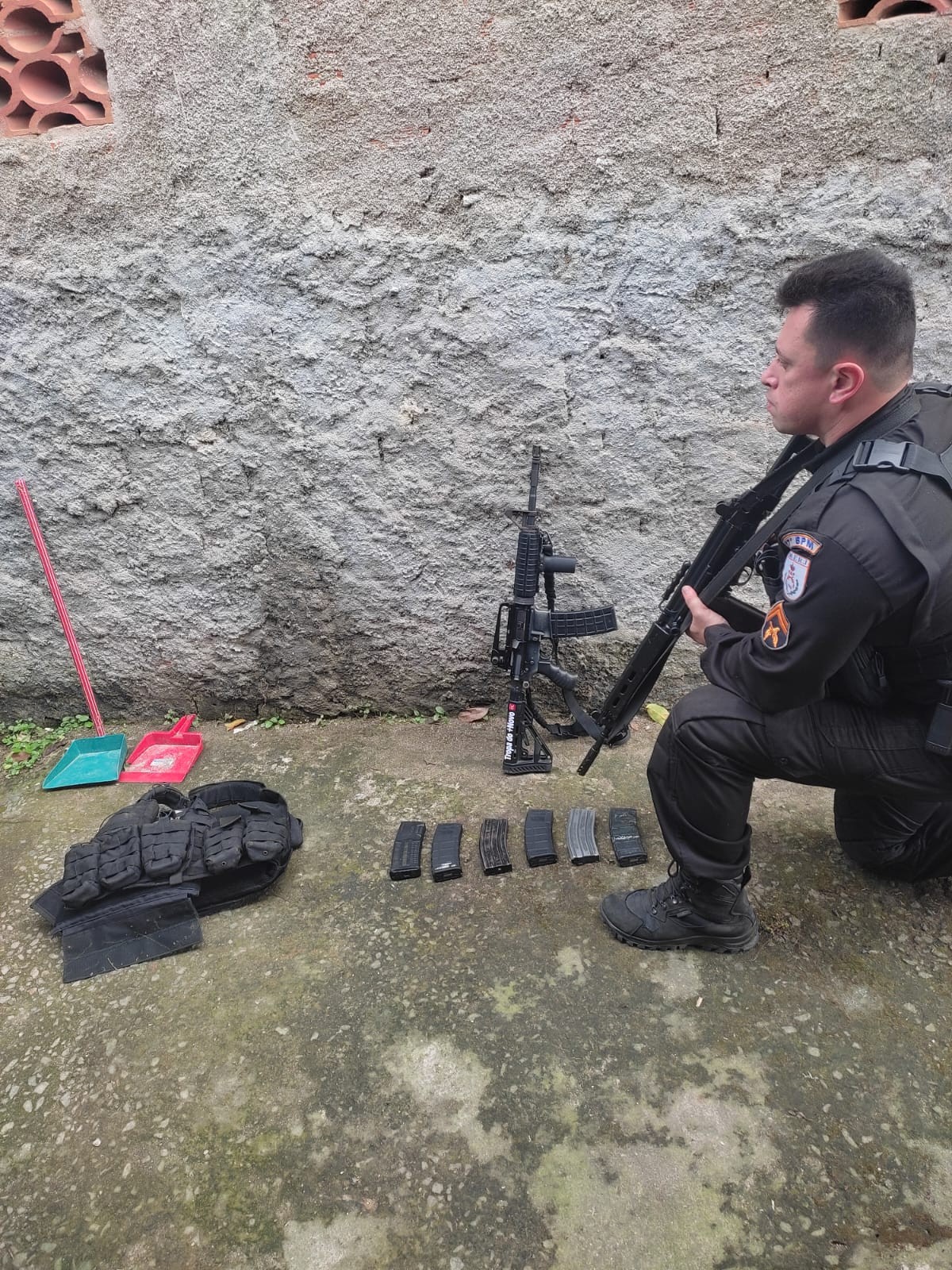 DVD, apontado como chefe da comunidade do Rodo, é preso com fuzil e ...