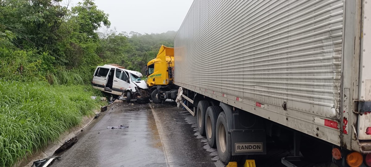 Van e carreta batem de frente na BR-251, em Francisco Sá | Grande Minas | G1