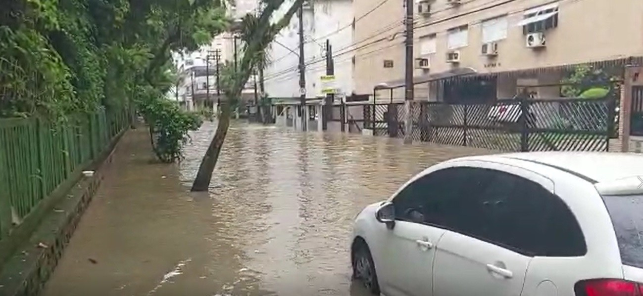 Chuva forte causa alagamentos e deixa os morros em estado de atenção na ...