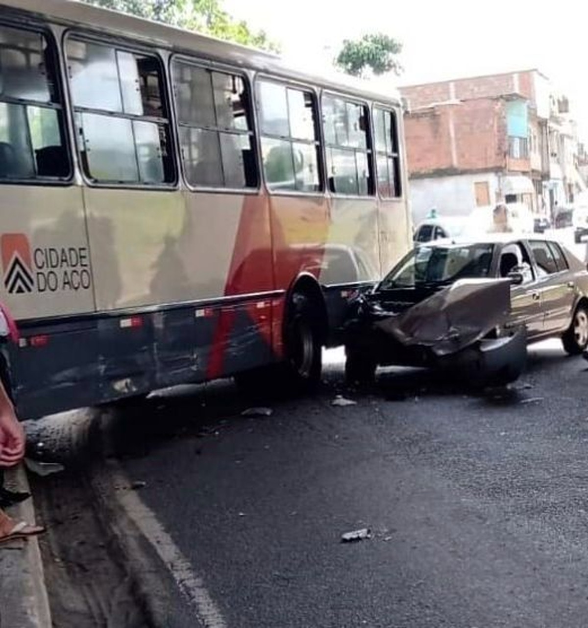 Acidente entre ônibus e dois carros deixa mulher ferida na Via Dutra ...