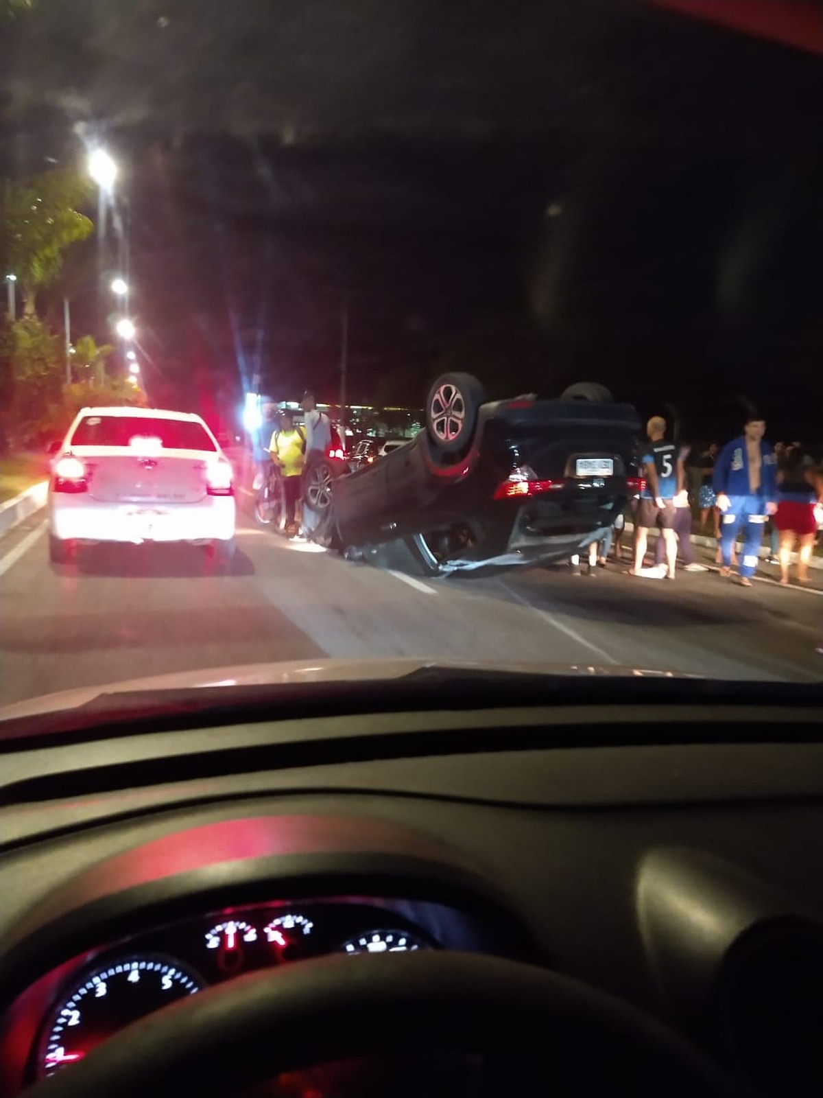Acidente deixa carro capotado na avenida Júlio César, em Belém | Pará | G1