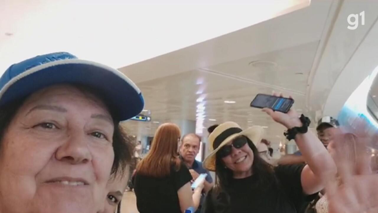 Grupo de brasileiros chega a aeroporto de Tel Aviv, em Israel, para ...