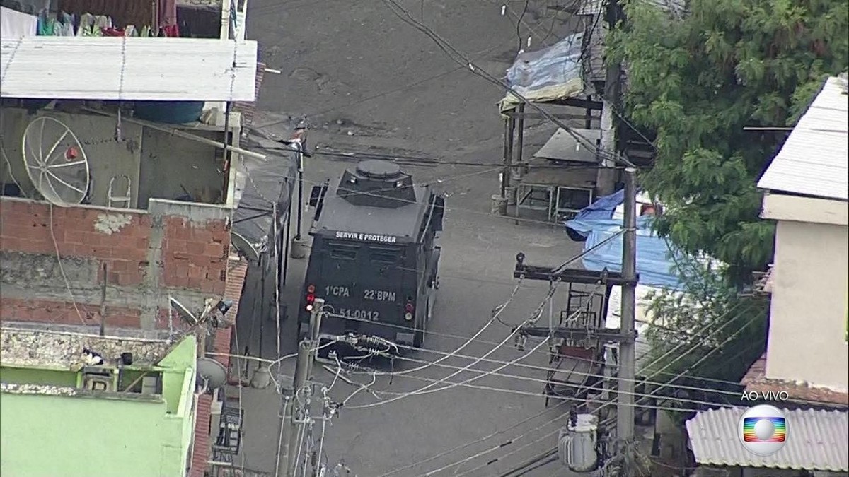 Polícia faz operação no comunidade do Jacarezinho na manhã desta terça ...