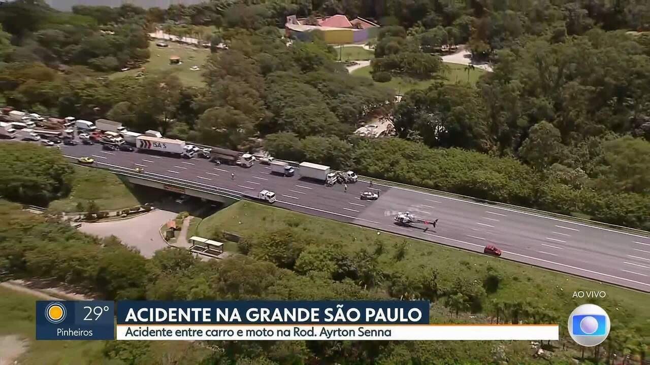 Helicóptero da PM pousa no meio da Rodovia Ayrton Senna interditada para resgatar vítima de acidente