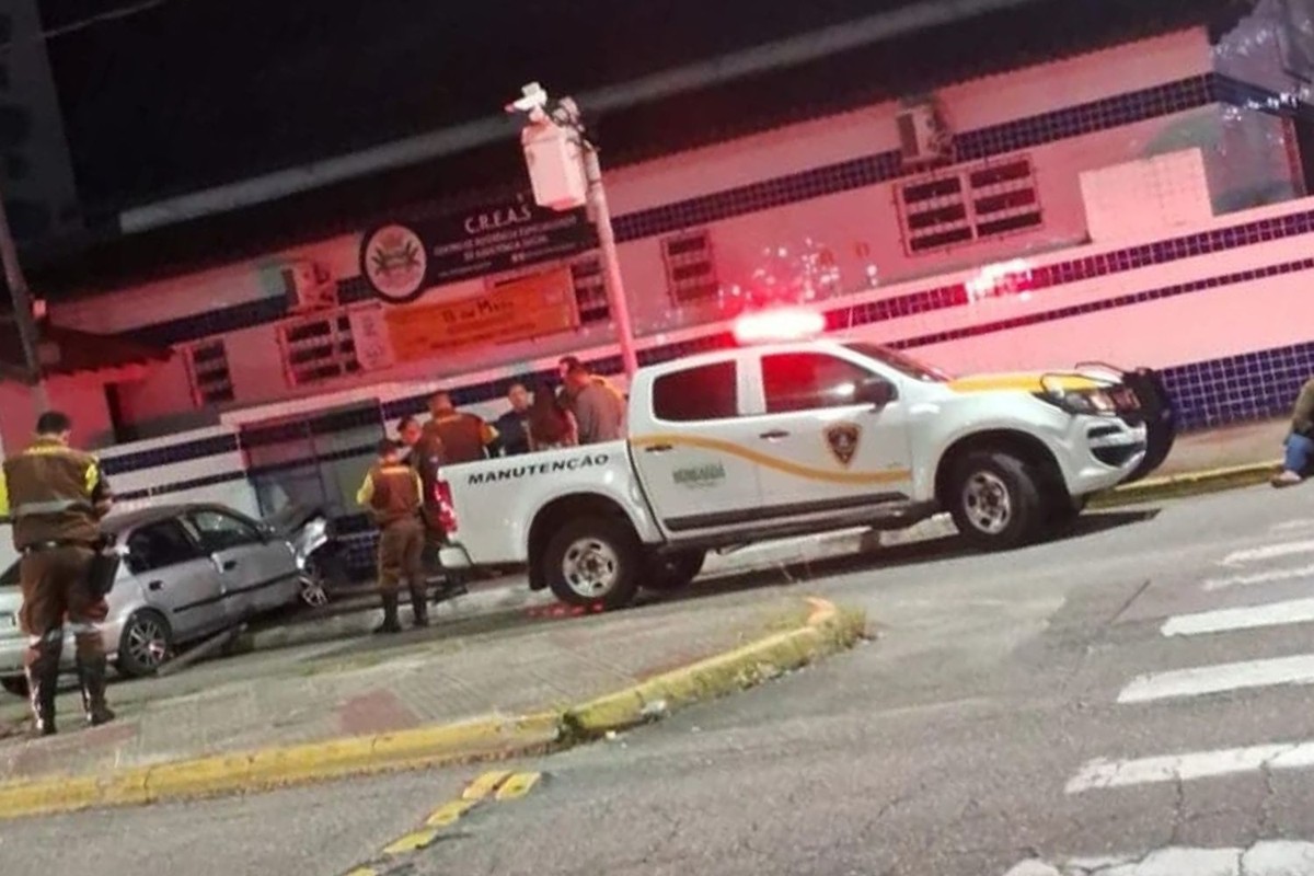 Motorista é roubada e bate carro após tentar perseguir ladrões no litoral de SP | Santos e ...