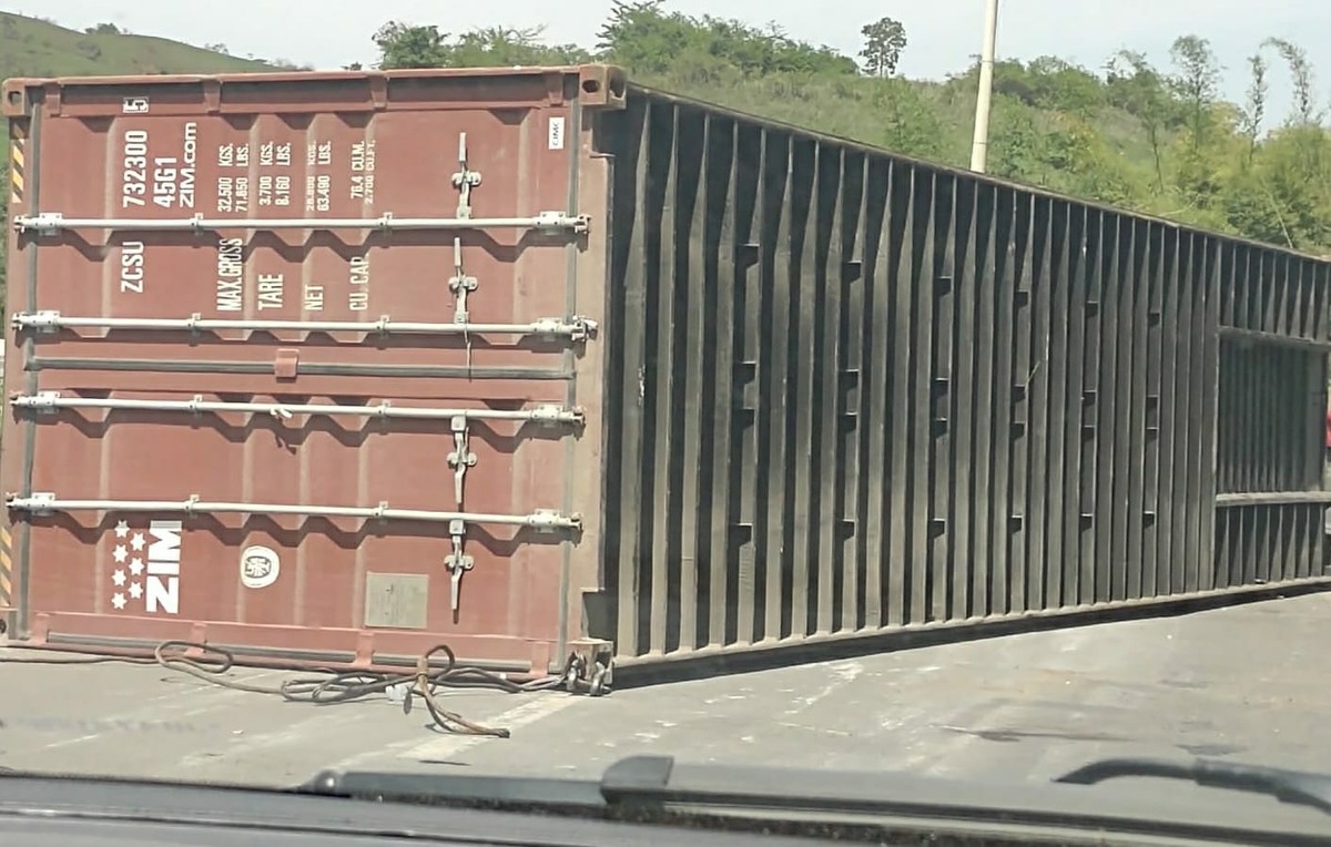 Container se desprende de carreta bitrem e tomba na BR-040, em Três ...