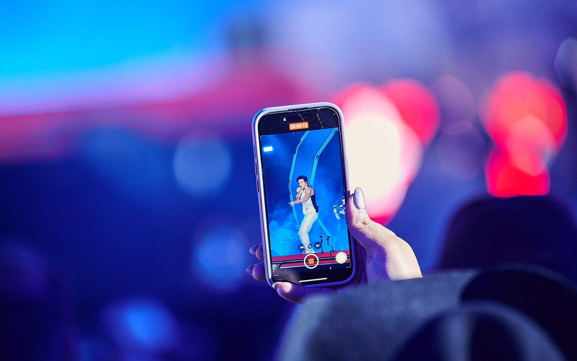 Luan Santana faz show perfomático, arrebata arena lotada em Barretos e ...