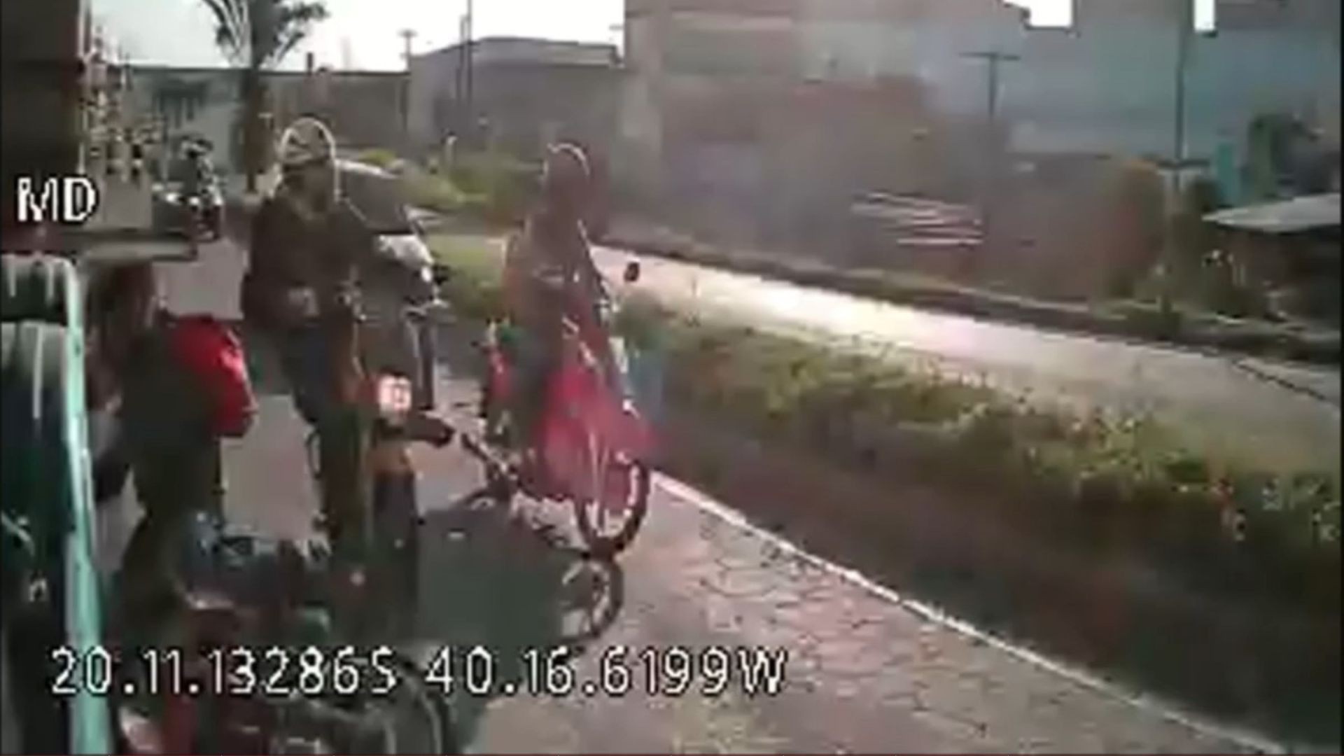 VÍDEO: motociclista morre em acidente entre caminhão e três motos na BR-101