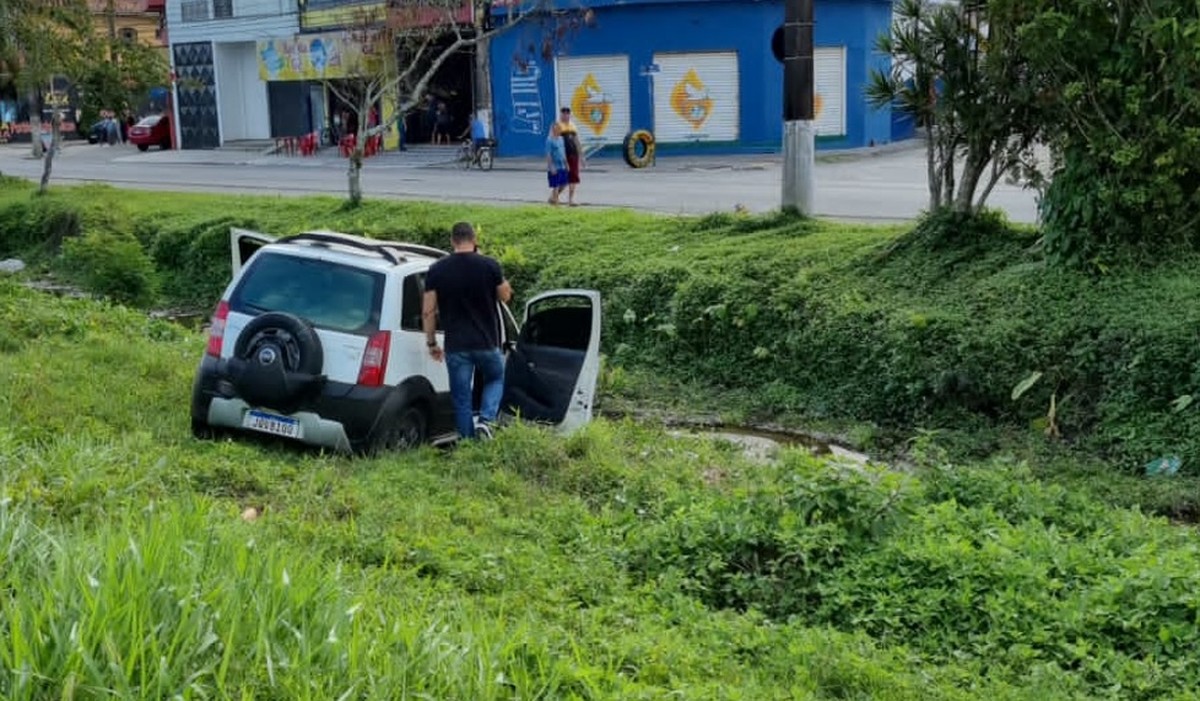 Traficante joga carro em vala e abandona esposa no veículo para fugir ...
