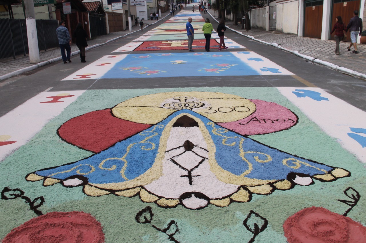 Corpus Christi: Saiba o significado e a tradição dos tapetes coloridos | G1