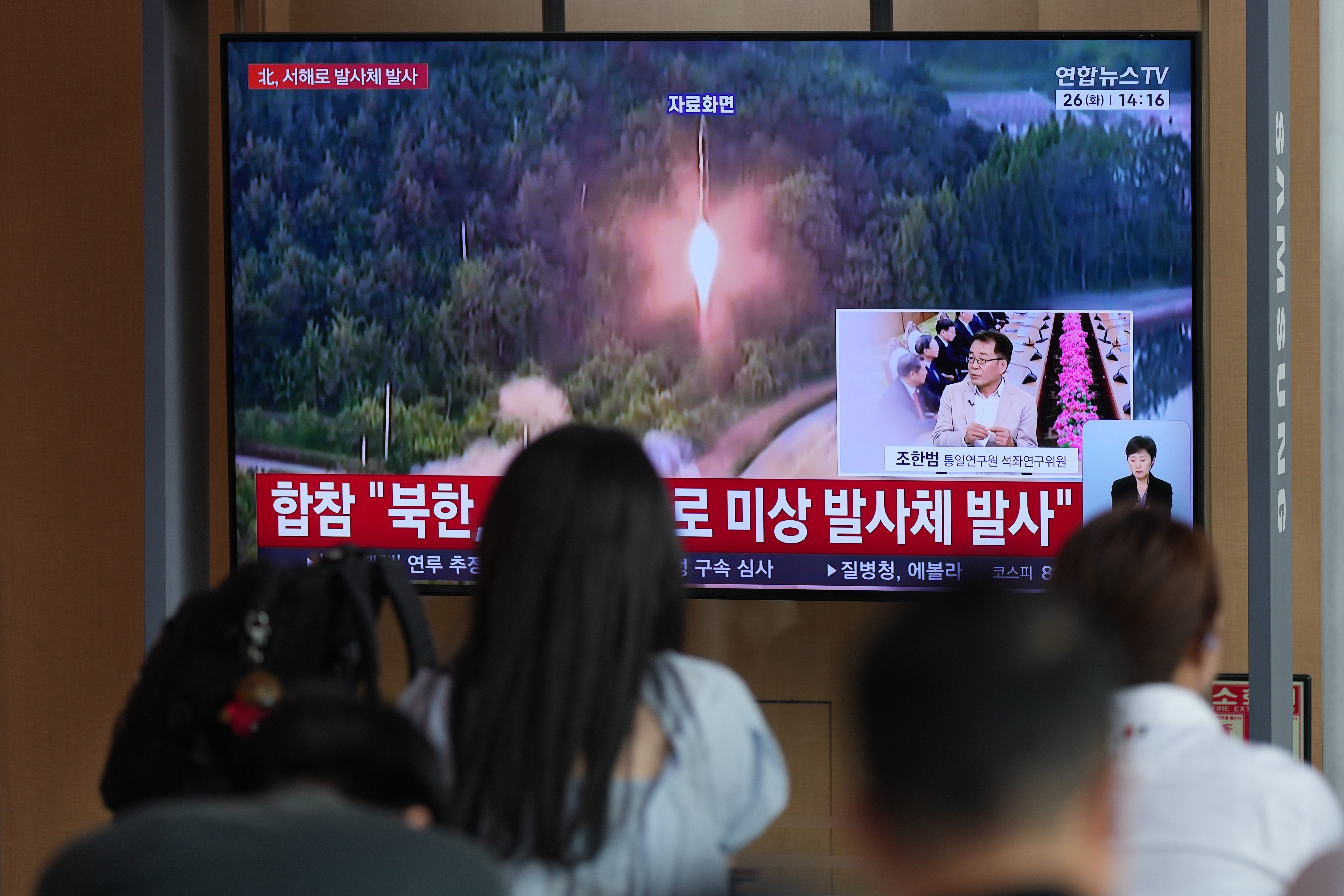 Coreia do Norte lança mísseis sobre o Mar Amarelo | G1