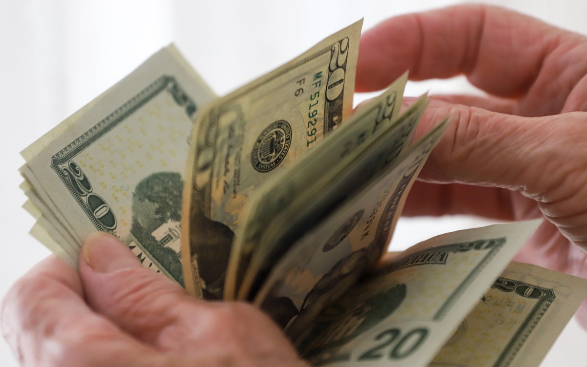 Dólar fecha em alta, mas abaixo de R$ 4,90 | Economia | G1