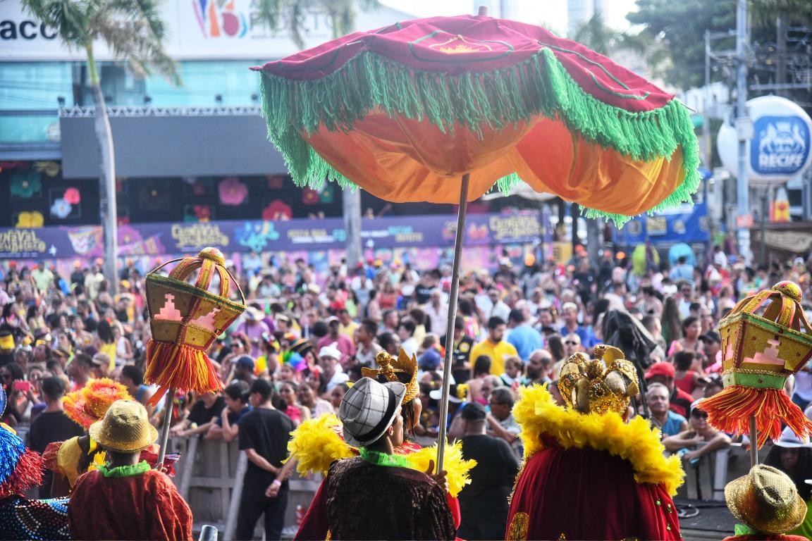 Encontro de maracatus de baque solto encanta foliões no Bairro do ...