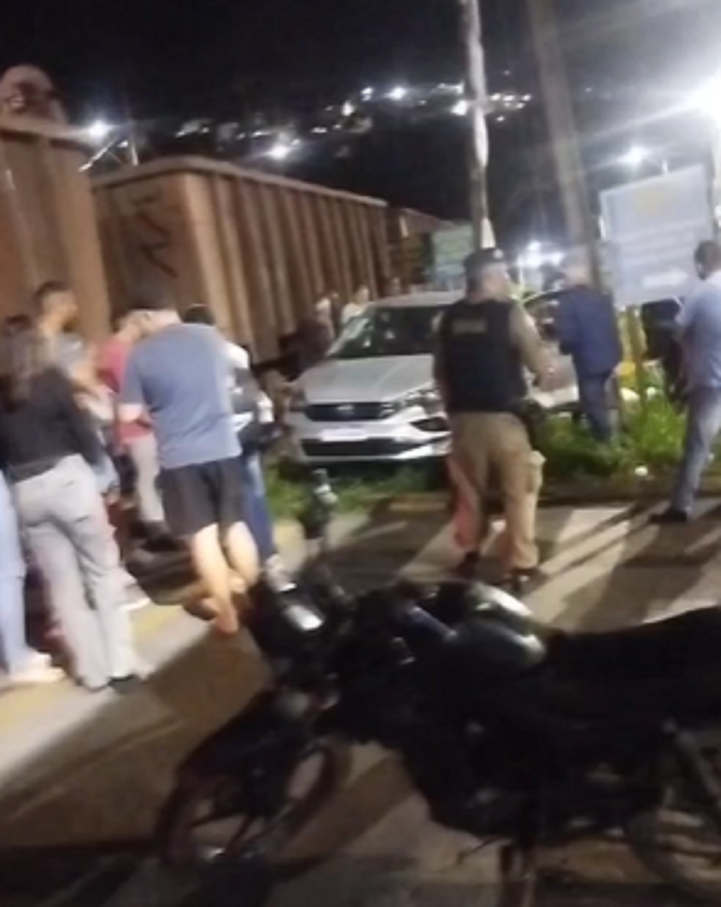 Taxista sobrevive após carro 'morrer' na linha férrea e ser atingido por trem em MG; VÍDEO ...