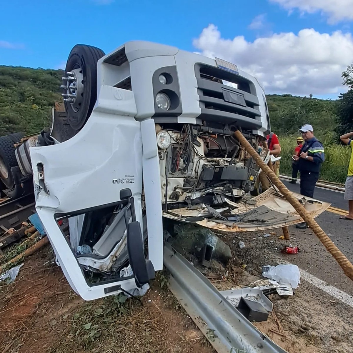 Duas pessoas ficam feridas em capotamento na BR-367, em Virgem da Lapa | Grande Minas | G1