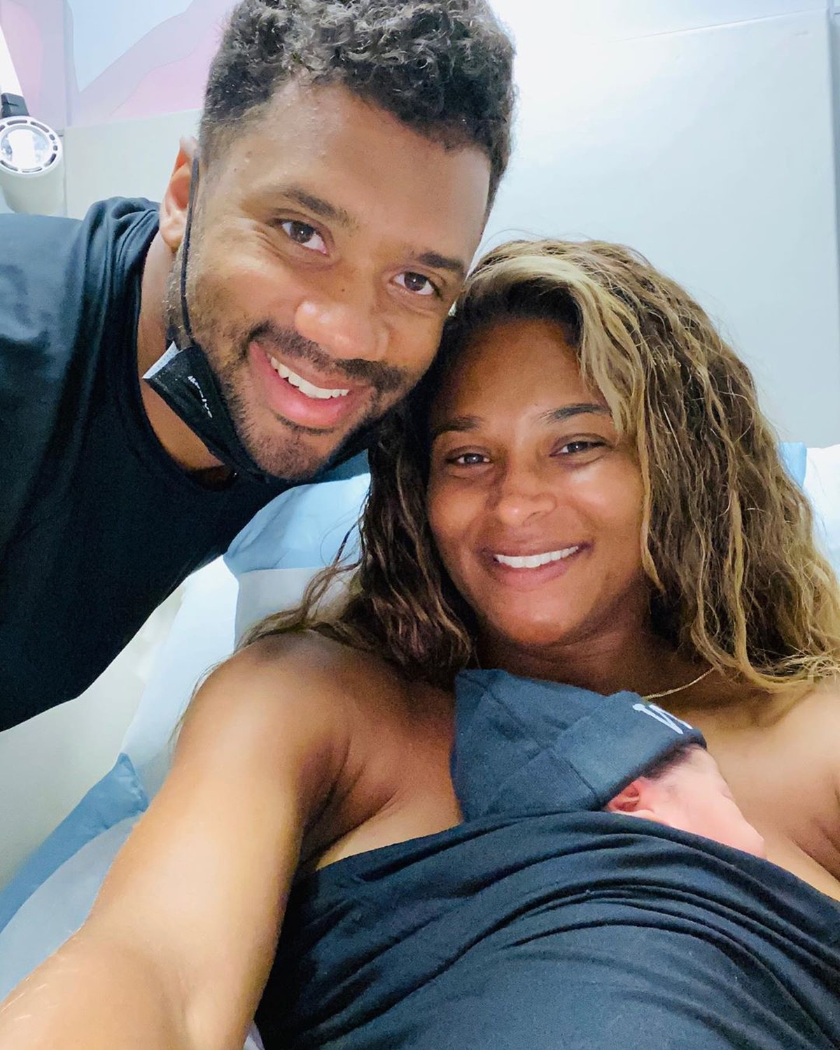Ciara dá à luz seu terceiro filho e canta para bebê na maternidade ...