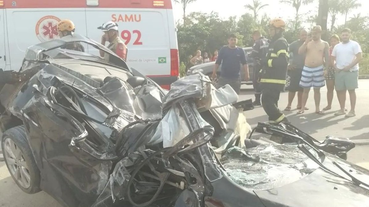 Motorista fica ferido ao bater carro em poste perto da Ponte Rio Negro, no AM | Amazonas | G1