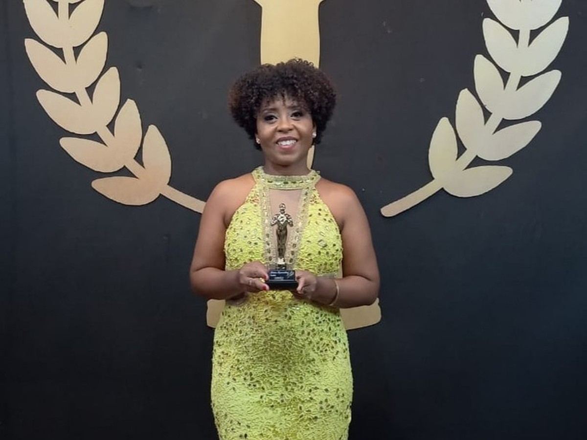 Jornalista da TV Integração, Mônica Santos, recebe o Troféu Pérola ...