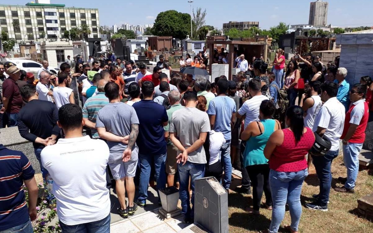 Corpos De Casal Morto A Tiros São Enterrados Juntos Em Goiânia Goiás G1