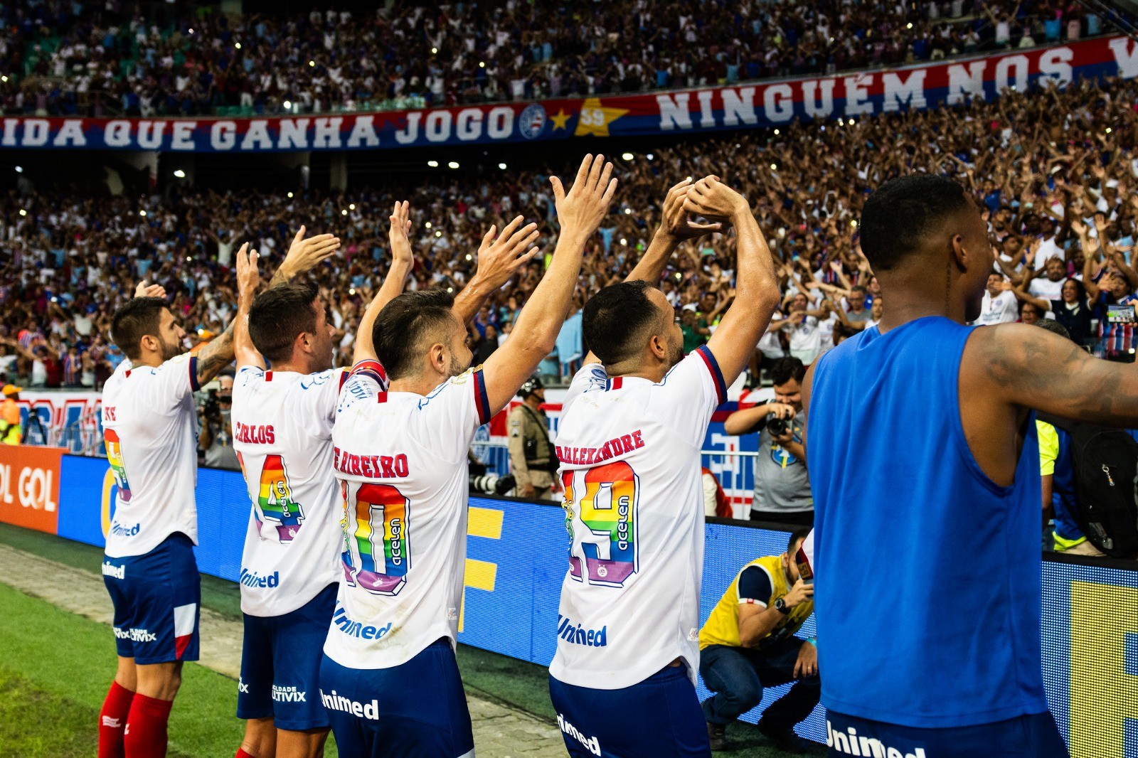Davi Brito, Thiaguinho, Nanda Costa e Lan Lanh assistem a jogo do Bahia ...