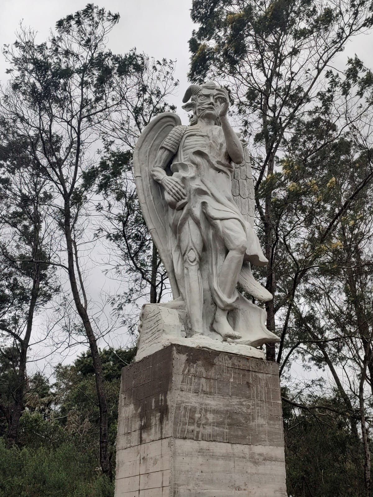 Estátua de Lúcifer é instalada em santuário de Gravataí; veja imagens | G1