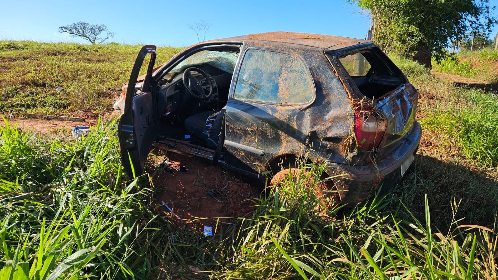 Capotamento de carro deixa motorista ferida em estrada vicinal, em Dracena